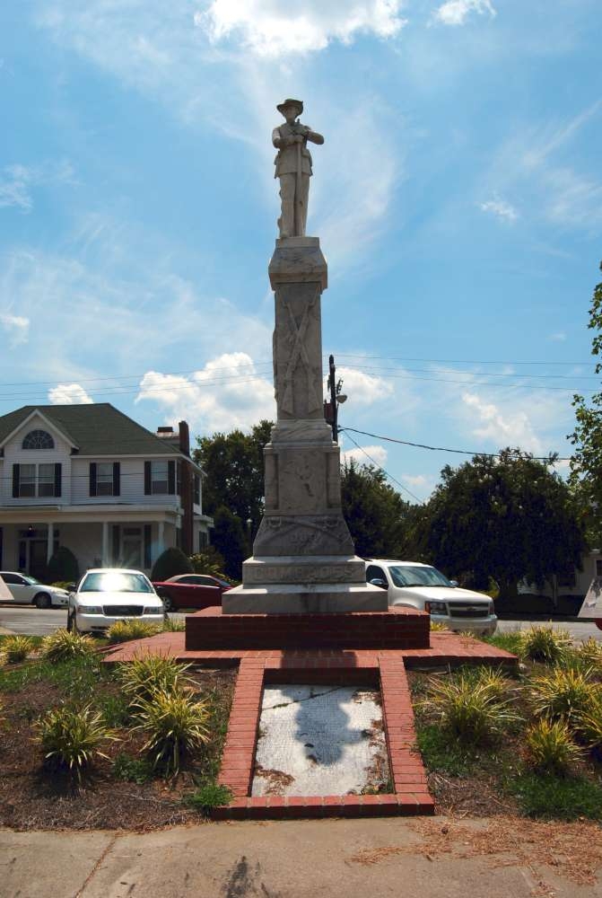 Photo: Warren County Confederate Monument