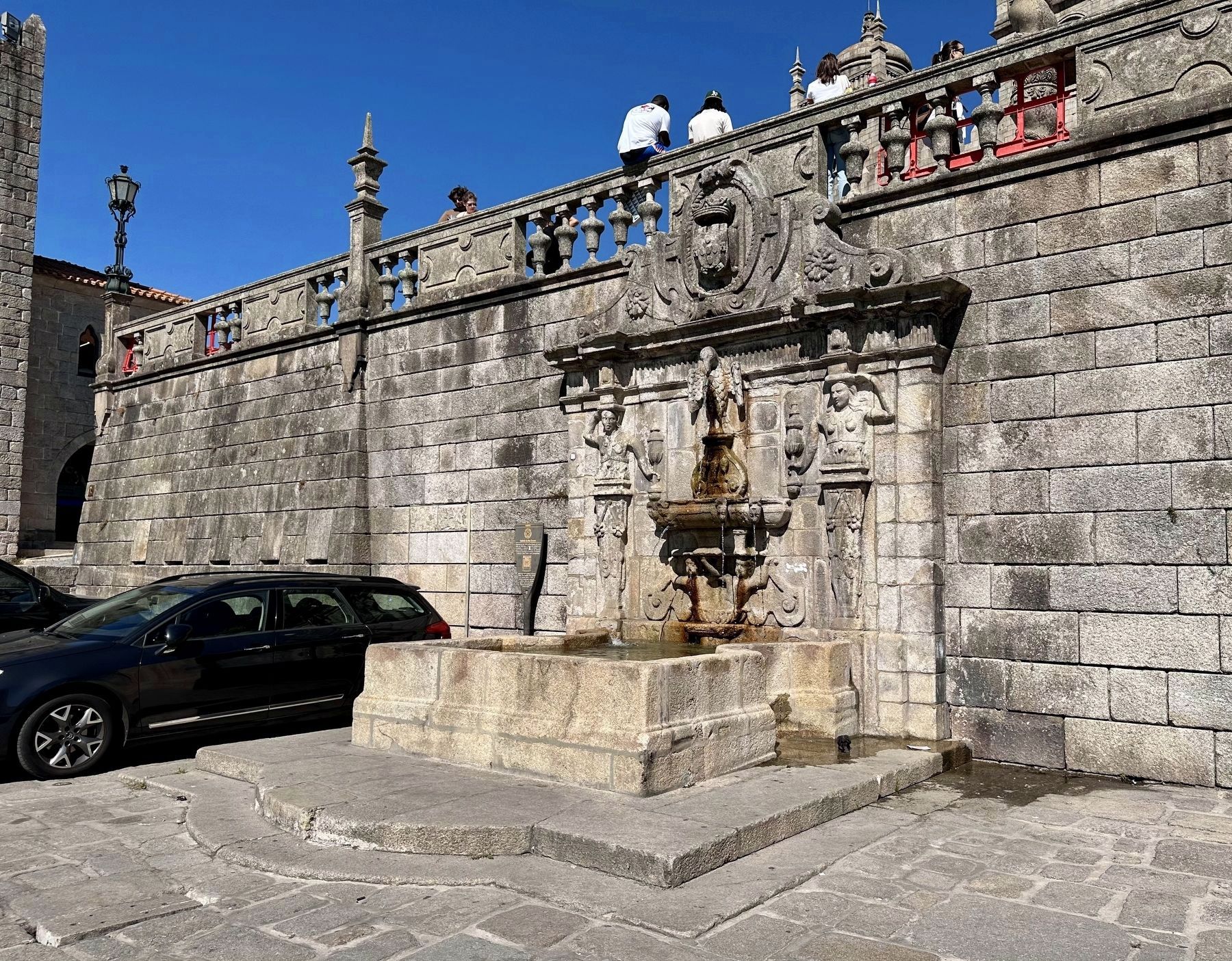 Chafariz da Rua Escura / Fountain of Rua Escura Historical Marker