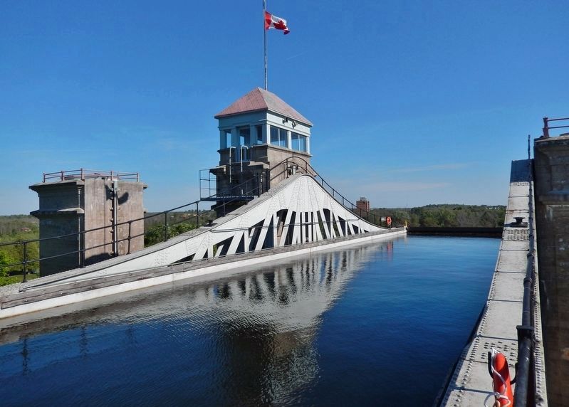 The Peterborough Lift Lock / L'ascenseur a bateaux de Peterborough ...